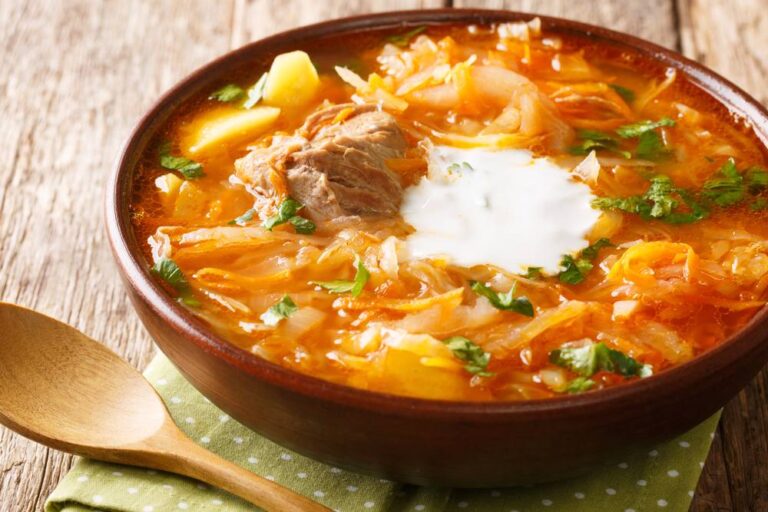 Russische Spezialitäten: 25 typisch russische Gerichte, Getränke und ...